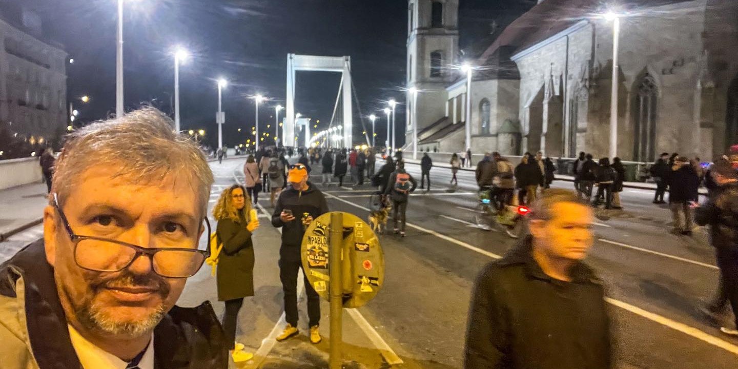 Szabad a tüntetés a hídon, elismerte a zebratartást Mészáros Lőrinc ...